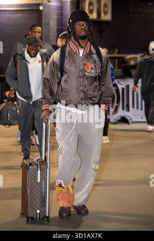 Cleveland Browns linebacker Jerome Baker (17) warms up before an NFL ...