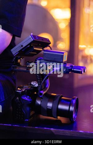 Videographer with a modern mirrorless camera rig Stock Photo - Alamy