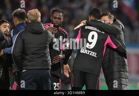 from left Jordan Torunarigha, goalkeeper Daniel Heuer Fernandes (HSV ...
