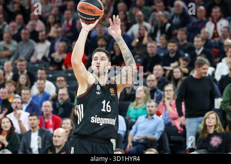 Stefan Jovic (FC Bayern Basketball, #16) mit Carsen Edwards (Virtus ...