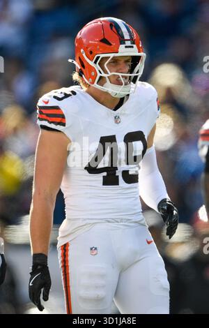 Cleveland Browns Carson Schwesinger (49) celebrates his interception in ...
