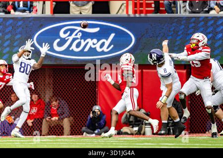Northwestern quarterback Preston Stone (8) throws a pass during an NCAA ...