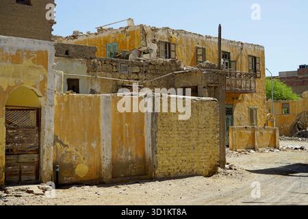 run down old houses in el quseir in egypt Stock Photo - Alamy