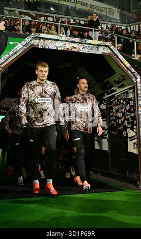 from left: Eric Smith, Jackson Irvine (St. Pauli) Munich, November 29 ...