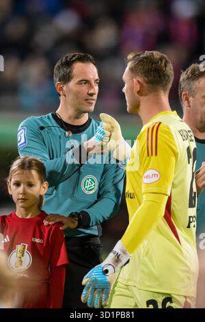 From left: referee Benjamin Brand, Jens Stage (Bremen) Bremen, January ...