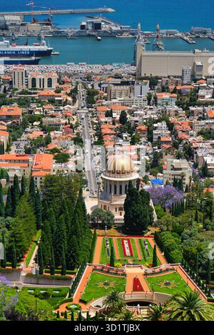 Bay and harbor of Haifa with Bahai Temple Stock Photo - Alamy