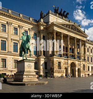Schloss am Schlossplatz mit Quadriga und Reiterstandbild Herzog Carl ...
