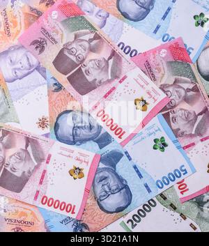 Holding rupiah banknotes Stock Photo - Alamy