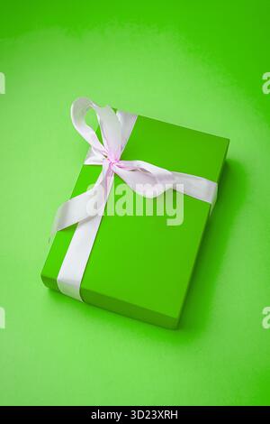 Bright pink gift box with green ribbon Stock Photo - Alamy