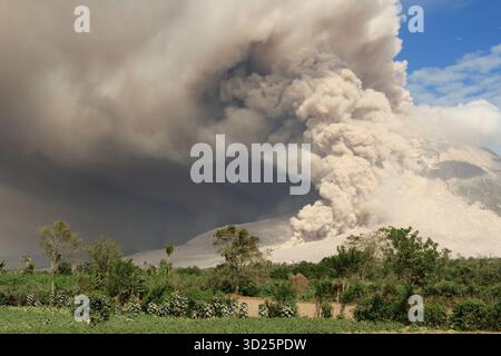 Eruption of Mount Sinabung and its pyroclastic flows Stock Photo - Alamy