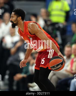 Spencer Dinwiddie (FC FC Bayern Munich, 26) against TJ Bamba (RASTA Vechta, 05) Rasta Vechta vs ...