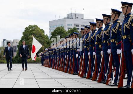 Japanese Defense Minister Shinjiro Koizumi (right) and New Zealand ...
