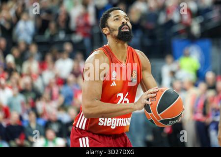 Spencer Dinwiddie (FC FC Bayern Munich, 26) against TJ Bamba (RASTA Vechta, 05) Rasta Vechta vs ...
