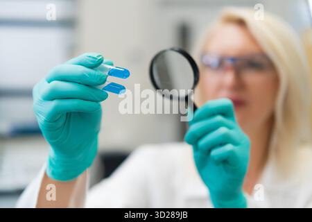 woman in the lab using a magnifying glass Stock Photo - Alamy