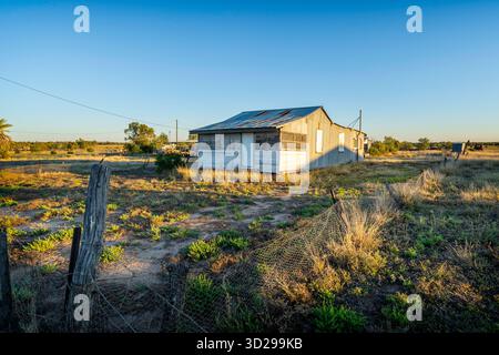 Abandoned corrugated iron home, Muttaburra, Queensland, Australia Stock ...