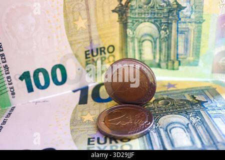 Stockbilder 10/2025 100 Euro Scheine mit 2 Euro Münzen *** Stock images ...