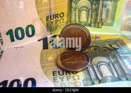 Stockbilder 10/2025 100 Euro Scheine mit 2 Euro Münzen *** Stock images ...