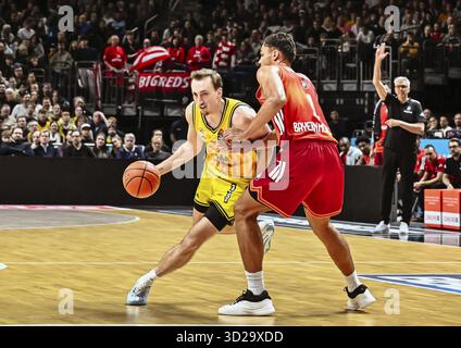 Fight for the ball, Moses Wood (ALBA Berlin, #11), Zsombor Maronka ...