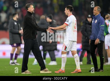From left: Keven Schlotterbeck (FC Augsburg, yellow card), referee ...