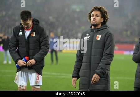 From left: Keven Schlotterbeck (FC Augsburg, yellow card), referee ...
