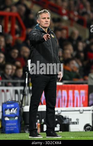 Wrexham manager Phil Parkinson during the Sky Bet Championship match at ...