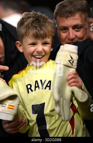 Arsenal goalkeeper David Raya gives his team instructions during the ...