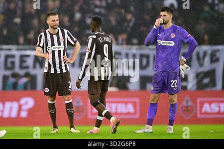 from left Karol Mets, goalkeeper Nikola Vasilj (St. Pauli) Hamburg ...