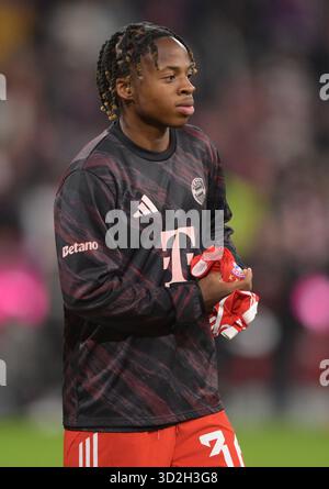 Wisdom Mike (FC FC Bayern Munich, #36) with ball with Cassiano Kiala ...