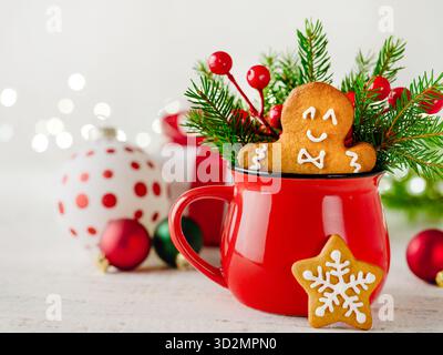 Gingerbread man cookies in a cup with marshmallow. Christmas holiday ...