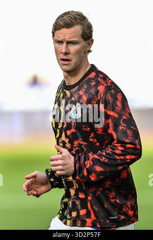 London, UK. 17 November 2025. A staff member with Vending machines from ...