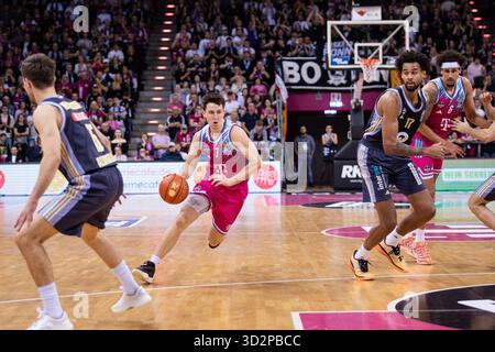 Grayson Murphy (Telekom Baskets Bonn 7) and Garai Zeeb (SKYLINERS ...