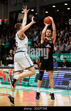 Marten Linssen (Gladiators Trier) im Zweikampf mit Justus Hollatz (FC ...