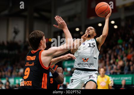 Jordan Roland (Gladiators Trier) im Zweikampf mit Malik Osborne ...