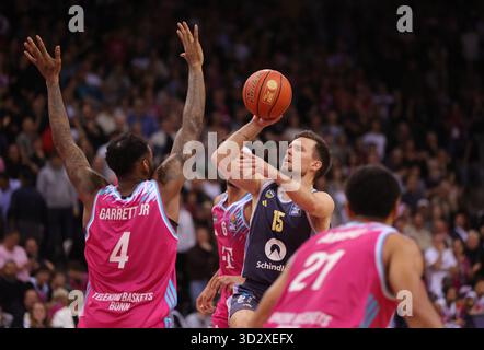 Jeff Garrett (Bonn) am Ball neben Demarcus Demonia (Bamberg), Telekom ...