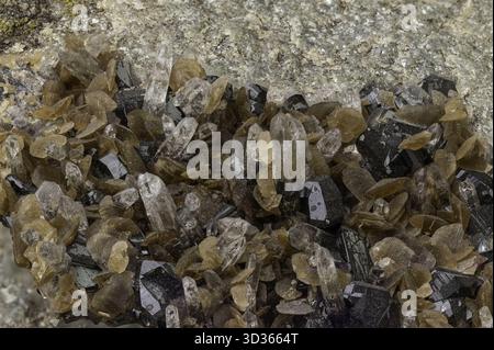 Cluster of golden quartz mineral crystals Stock Photo - Alamy