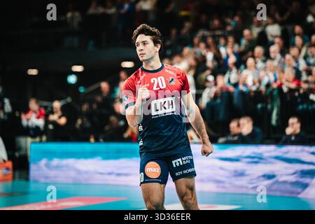 Ethan Champlin (SVG Lüneburg, 20) high-fives the fans; Volleyball ...