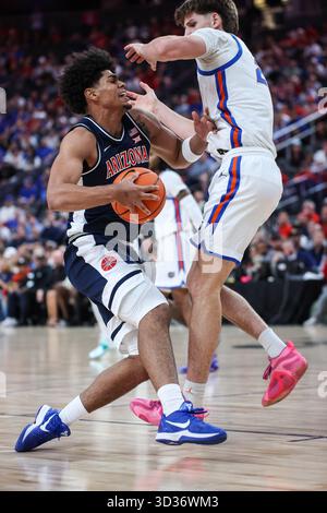 Arizona forward Koa Peat (10) plays defense against Norfolk State guard ...