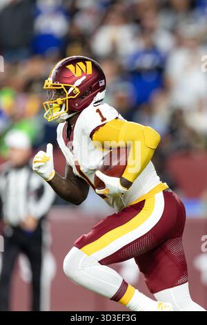 Washington Commanders wide receiver Deebo Samuel (1) warms up before an ...