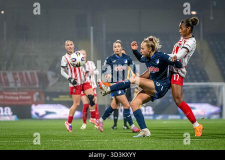 Vanessa Diehm (Hoffenheim, #06) in a duel with Rebecka Blomqvist ...