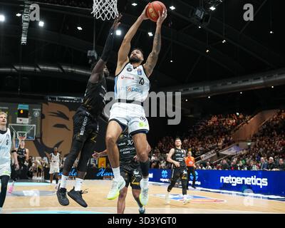 Martin Breunig (Veolia Towers Hamburg, #13) with a layup against Alex ...