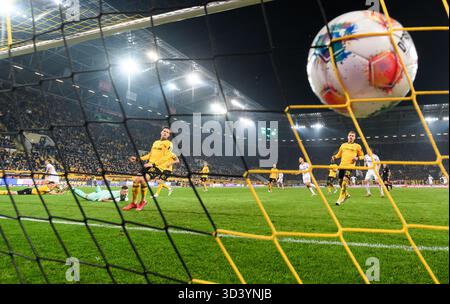 12 November 2025, Saxony, Dresden: The French pantomime duo Mangano ...