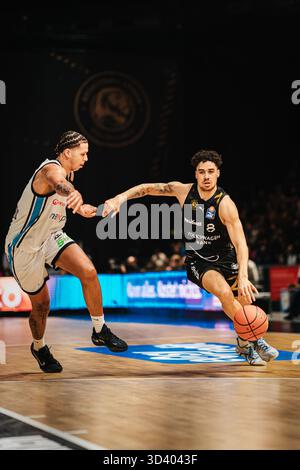 Zacharie Perrin (Veolia Towers Hamburg, #52) during the shot, Jonas ...