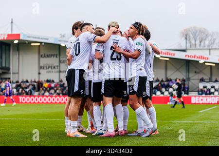 The SC Verl team celebrates after goal [goal] to make it 1:0 by Alessio ...