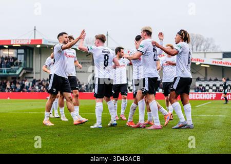 The SC Verl team celebrates after goal [goal] to make it 3:1 by Jonas ...