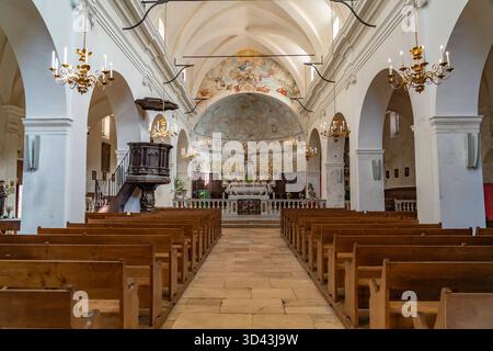 Innenraum der Kirche der Heiligen Maria Maggiore Sainte-Marie-Majeure ...