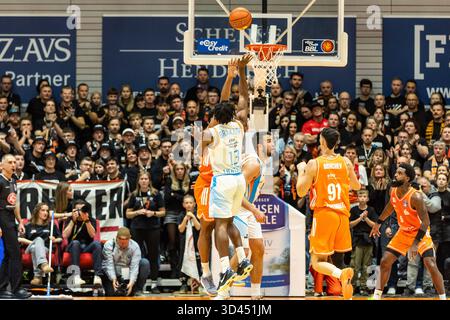 Keith Braxton Jr. (Science City Jena, #13) fakes against Benny ...