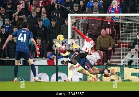 Brian Brobbey of Sunderland scores (1-1) during the Tottenham Hotspur v ...