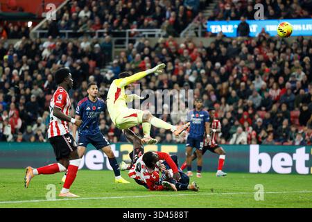 Brian Brobbey of Sunderland scores (1-1) during the Tottenham Hotspur v ...