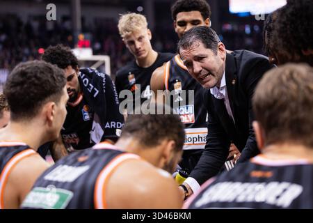 Ty Harrelson (ratiopharm ulm, Head Coach) zeigt an, gestikuliert GER ...
