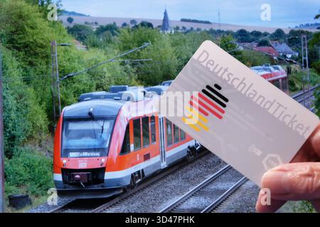 Symbolfotos zum Thema Deutschland Ticket mit Ticket und Zuegen des ...